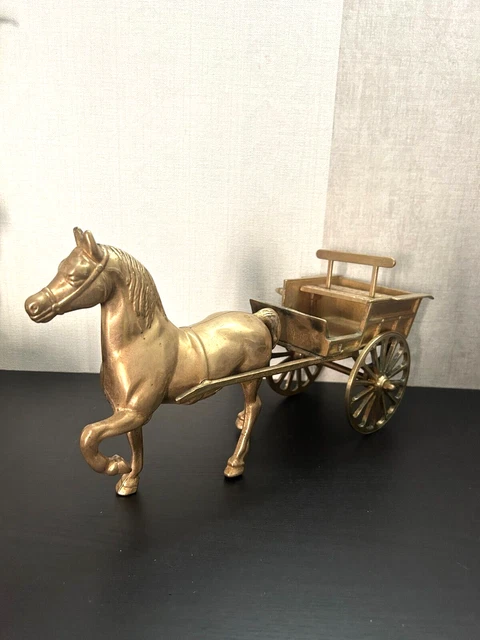 ANCIEN GRAND MODELÉ cheval tirant une calèche en laiton longueur 39,5 ...