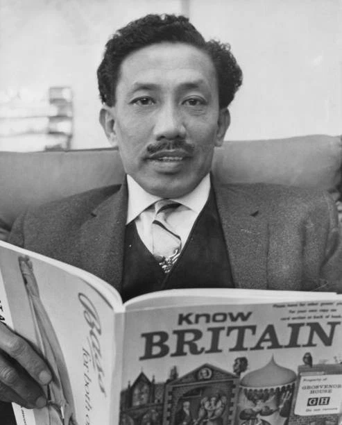 OMAR ALI SAIFUDDIEN III Sultan Brunei reads a copy book 'Know B- 1964 ...