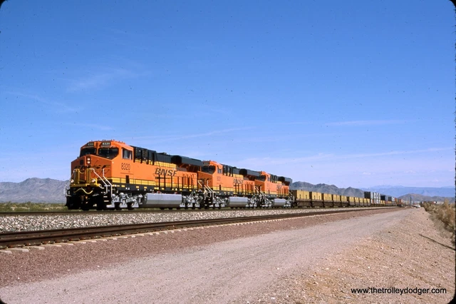 BNSF BURLINGTON GE ES44C4 Diesel Loco #8320 2015 35 mm diapositive originale Fujichrome EUR 4,64 ...