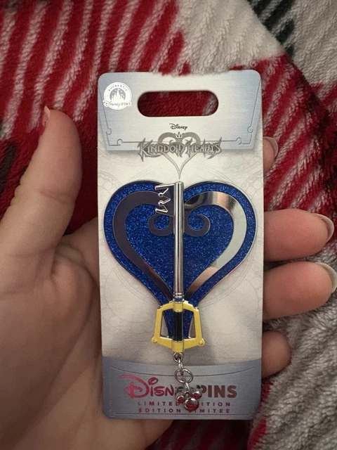 2026 DISNEY PARKS Kingdom Hearts Kingdom Key Keyblade LE Pin IN HAND £ ...
