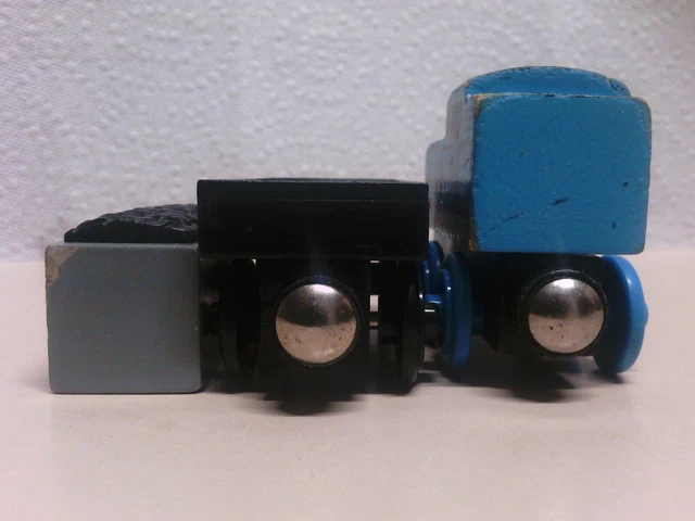 THOMAS AND FRIENDS Holzeisenbahn Tankmotor Sodor Kohle Company ...