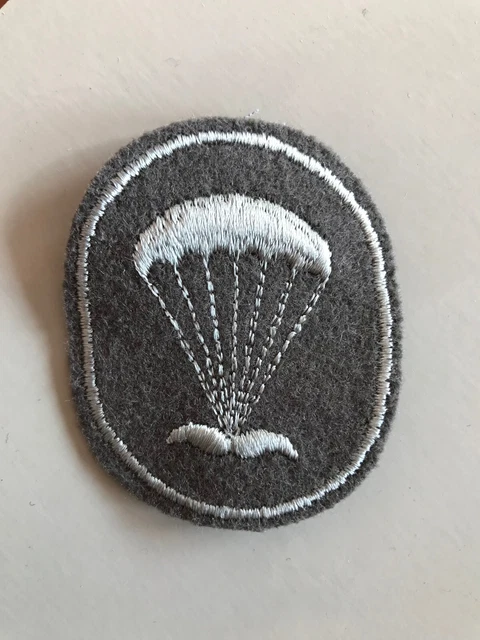 DIENSTLAUFBAHNABZEICHEN NATIONALE VOLKSARMEE Fallschirmjäger Offizier ...