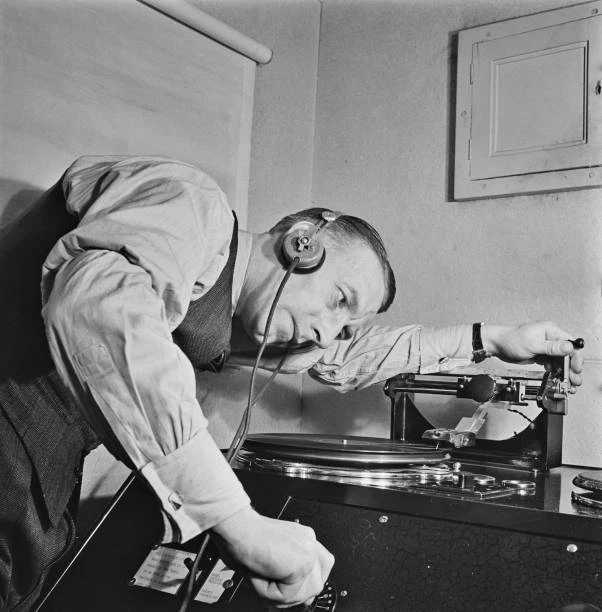 RADIO PRESENTER & BBC announcer Wilfred Pickles plays a long pl- 1942 ...