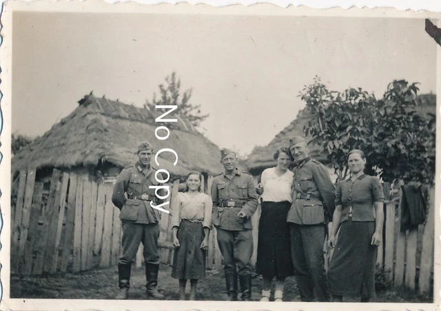 FOTO OSTEN SOLDATEN Wehrmacht Dorf Zivilisten Frauen Strohdachhaus WK2 ...