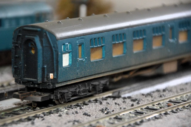 LIMA MK1 CORRIDOR Coach British Rail Blue Professionally Weathered OO ...