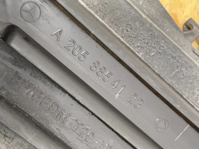 MERCEDES C-KLASSE W205 Stoßstangengitter AMG rechts A2058854123 EUR 35 ...