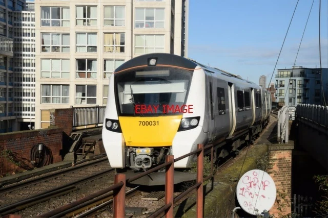 PHOTO CLASS 700 Desiro City 8-Car Emu No 700 031 Nearing Elephant ...