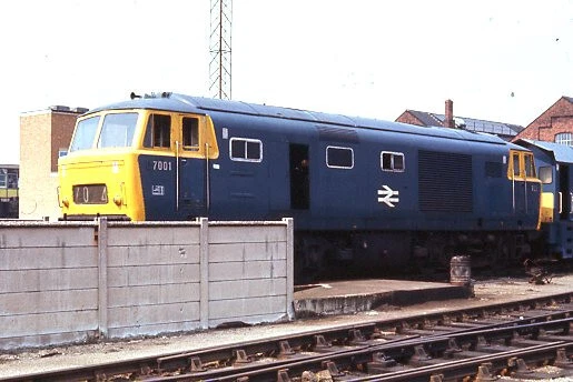 ORIGINAL COLOUR SLIDE of D7001 BR class 35 Hymek diesel hydraulic loco ...