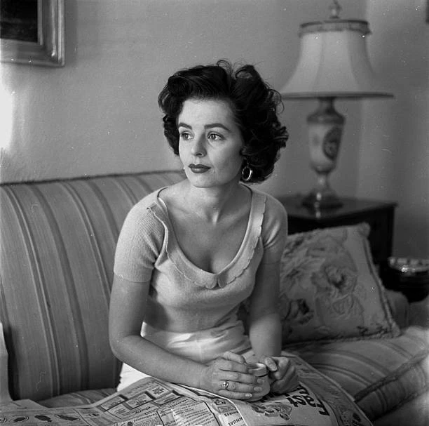 MARY MURPHY POSES in her dressing room 1955 OLD MOVIE PHOTO 7 EUR 6,54 ...