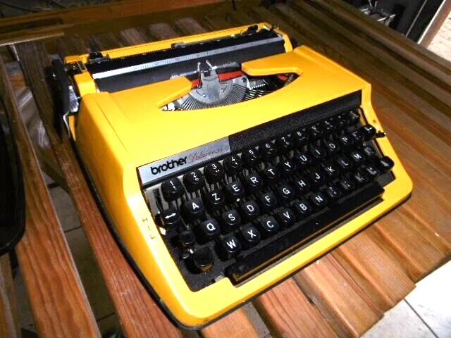 BROTHER DELUXE SUPERBE machine à écrire vintage bon état d'usage avec mallette EUR 49,00 ...
