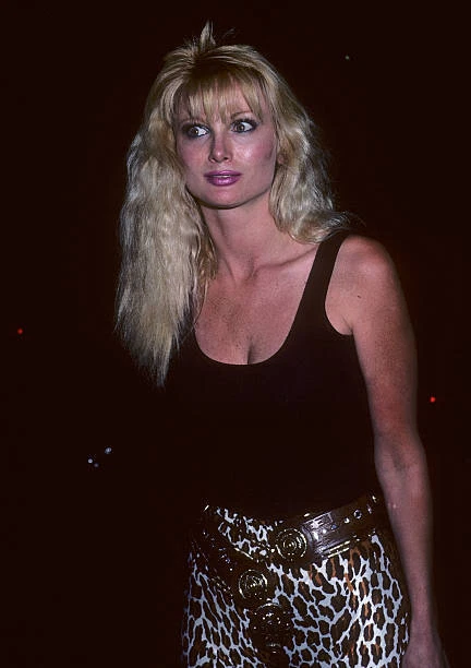 ACTRESS LAURENE LANDON dines at Nicky Blairs Restaurant in West - 1986 ...