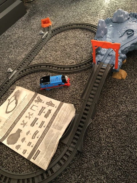 THOMAS & FRIENDS Trackmaster Motorized Railway Close Call Cliff Set £12 ...
