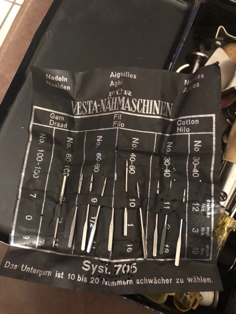 ANTIKES SAMMELSTÜCK, VINTAGE Box, Nähmaschine Vesta mit viel Zubehör ...