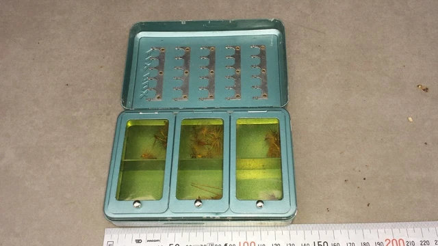 ANCIENNE BOITE À mouches vintage FLY BOX avec mouches. EUR 40,00 - PicClick FR