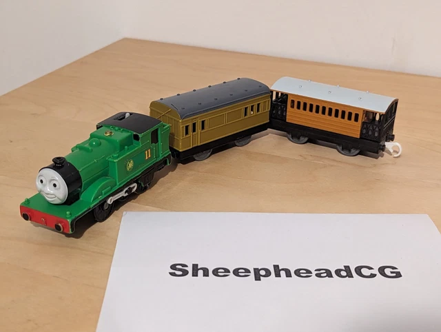 THOMAS THE TANK Engine Vintage Tomy Oliver & 2 Carriages 1998 ...