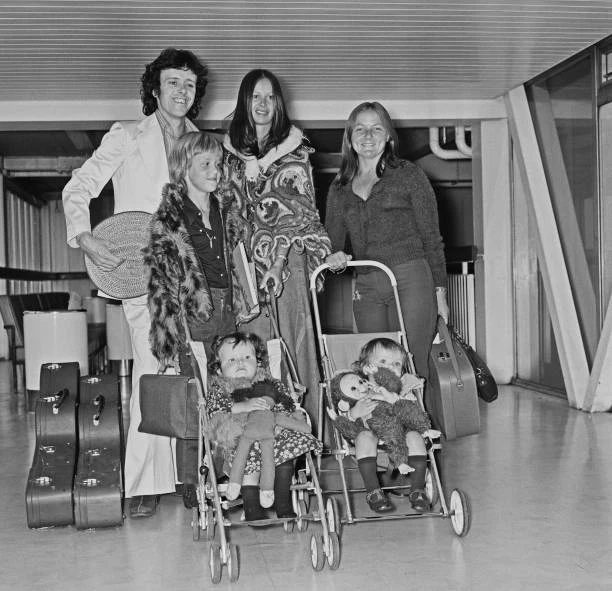 SCOTTISH SINGER DONOVAN Leitch with his wife Linda Airport UK OLD PHOTO ...