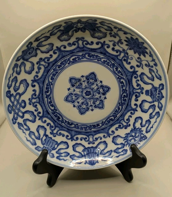 ANTIQUE CHINESE 18TH century blue and white eight treasures pattern ...