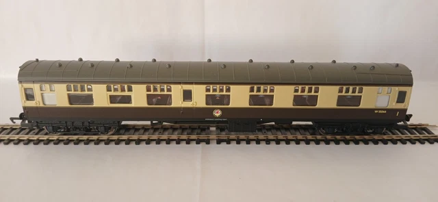 HORNBY R4209 BR MK1 Composite Coach Chocolate/Cream Livery. 00 Gauge ...