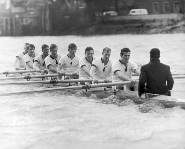 OXFORD UNIVERSITY ROWING team training between Putney & Mortlake U ...