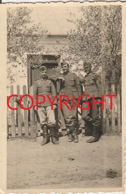PHOTO SOLDAT ALLEMAND WW2 pause devant une maison - 1053 EUR 1,00 ...