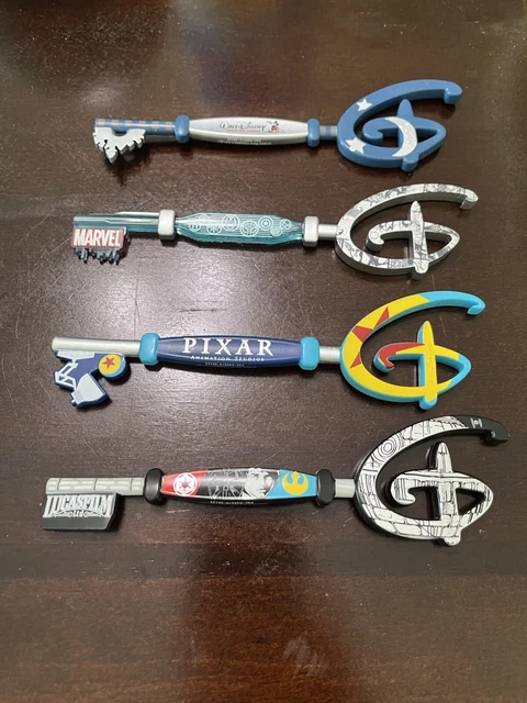 LOT DE 4 clés Disney Store Walt Disney Studios, Pixar Studios, Marvel ...