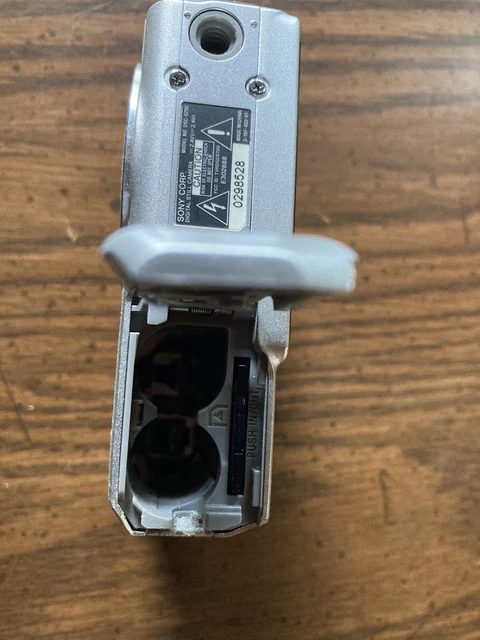 SONY CYBERSHOT DSC-S730 7.2MP Digital Camera with 3x Optical Zoom ...