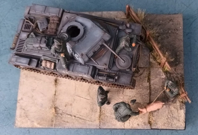 DIORAMA WWII PANZER Crew at Rest. Tank and Figures and Pig Scale 1:35 ...
