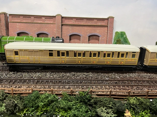 HORNBY OO GAUGE LNER Gresley Brake Coach in LNER Teak #4237 Very Good ...