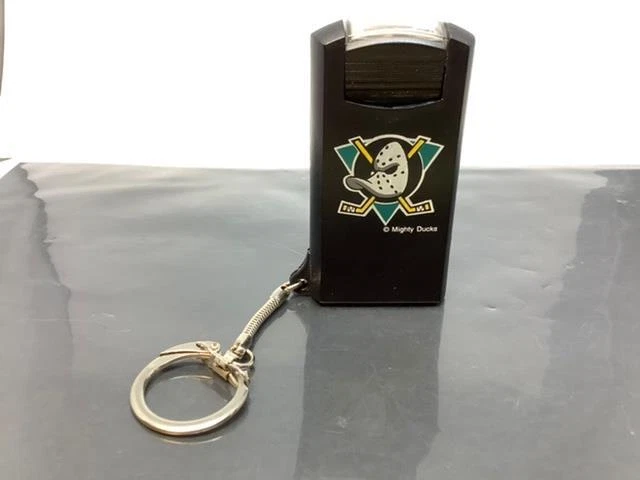 VINTAGE PROMO KEYRING ANAHEIM MIGHTY DUCKS Keychain FLASHLIGHT Porte ...
