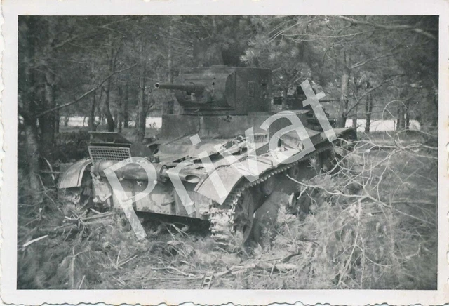 FOTO WK II Vormarsch zerstörter Panzer tank бак T 26 F1.21 EUR 34,90 ...