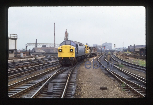 ORIGINAL 35MM SLIDE- Class 40 - 40139 at Machester Victoria on 30.5.81 ...