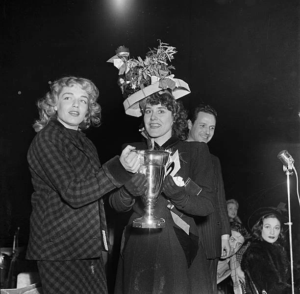 FRENCH ACTRESS SIMONE Signoret Awards A Trophy Old Movie Photo $9.00 ...