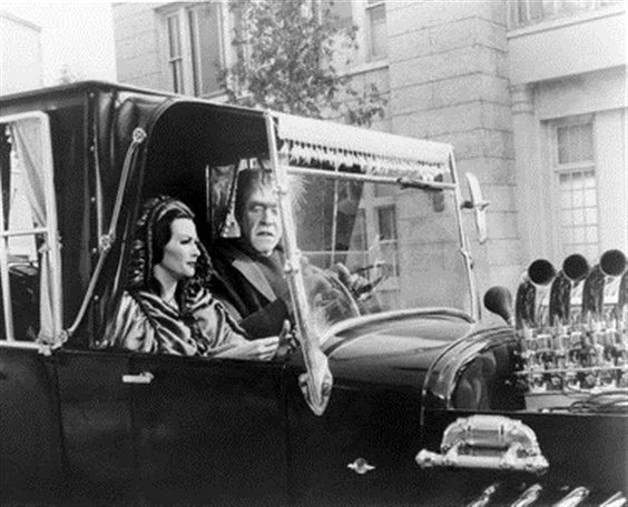 YVONNE DE CARLO AS LILY MUNSTER, FR Poster Print 24x20" stellar pic ...