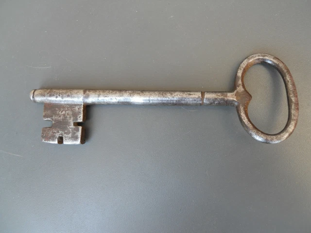 ANTIQUE 18TH CENTURY wrought iron key, key, castle, lock, antique key ...