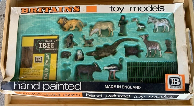 BRITAINS ZOO MODELS Set #7324 Plastic Animals in Box w/tree & railings ...