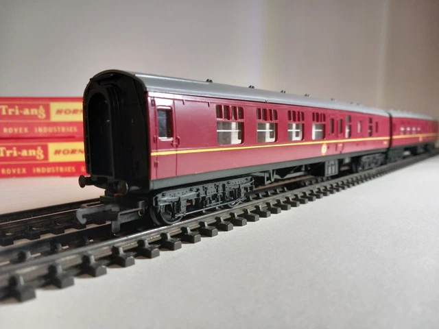 TRI-ANG HORNBY 2X R.423 B.R BRAKE 2nd COACHES. MAROON WITH SEATS M.I.B ...