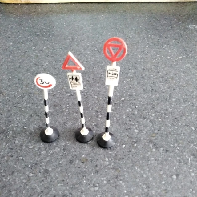 3 SPOT ON Triang plastic Road signs £1.75 - PicClick UK