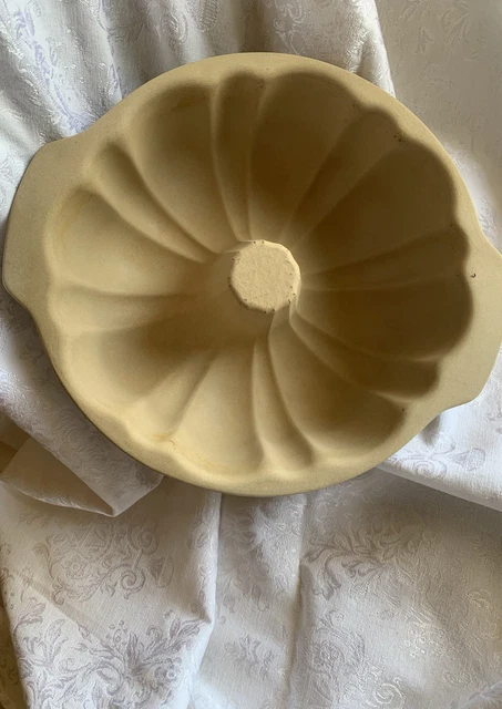 PAMPERED CHEF FAMILY Heritage Stoneware 10 Inch Stoneware Fluted Bundt ...