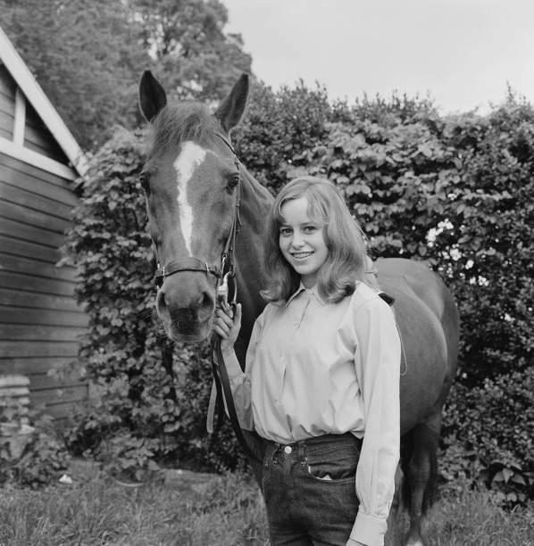 ENGLISH ACTRESS SUSAN George 1966 OLD PHOTO £5.60 - PicClick UK