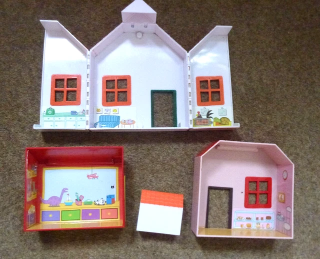 SMALL PLASTIC HOSPITAL - opens out - 2 pull-out rooms inside £1.00 ...