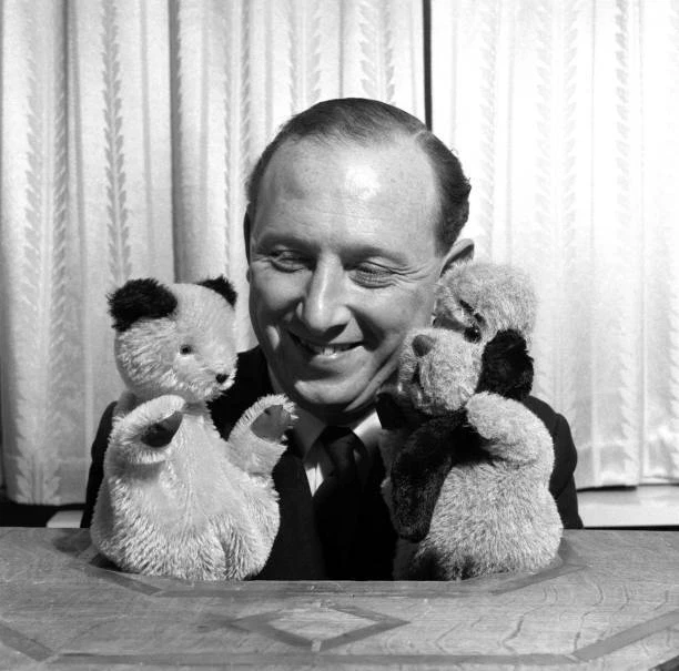 HARRY CORBETT WITH His Glove Puppets Sooty And Sweep 1955 OLD PHOTO $8. ...
