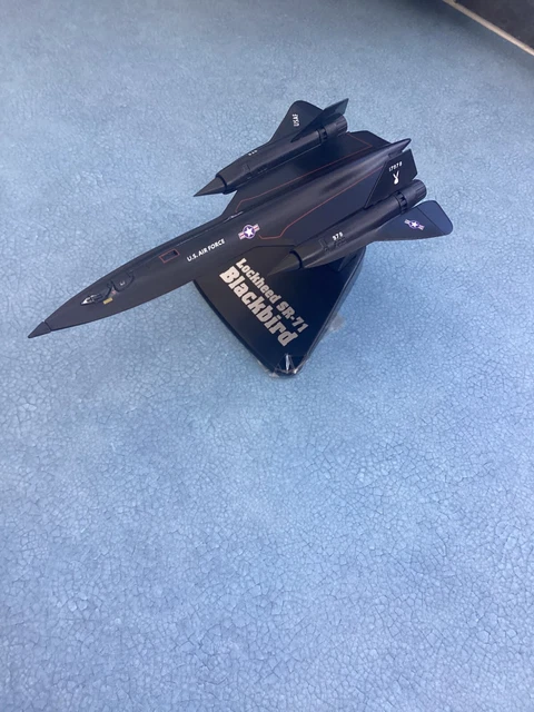 LOCKHEED SR-71 BLACKBIRD - 1:144 Scale Diecast Model on stand in vgc £ ...