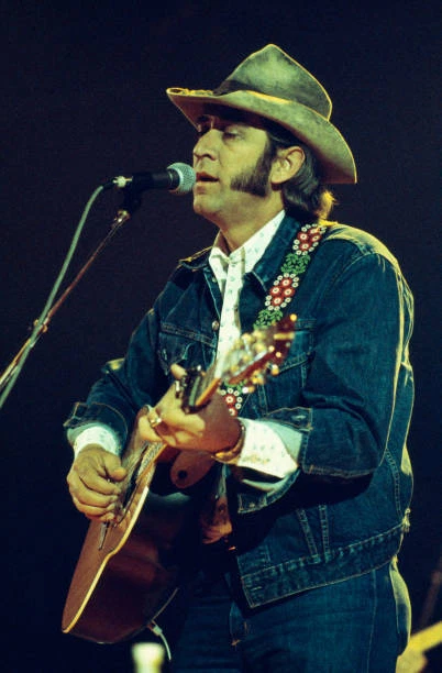 PHOTO OF DON Williams Performing On Stage 1975 OLD PHOTO $8.50 ...