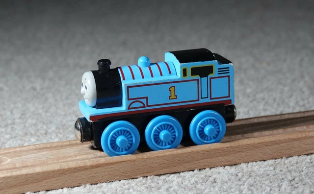 THOMAS THE TANK ENGINE Brio Thomas & Friends Wooden Railway Train Set ...