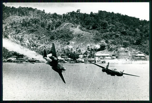FOTO 15X11 KARAS Neuguinea Douglas A20 Bomber Luftkampf Flak Treffer ...