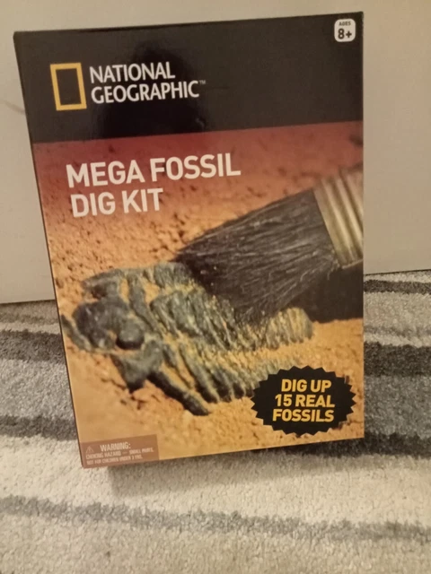 NATIONAL GEOGRAPHIC MEGA Fossil Dig Kit Excavate 15 Real Fossils ...