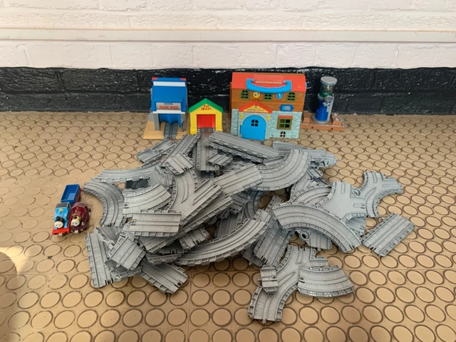 LARGE BUNDLE OF Thomas the Tank Engine tracks, buildings and Thomas and ...