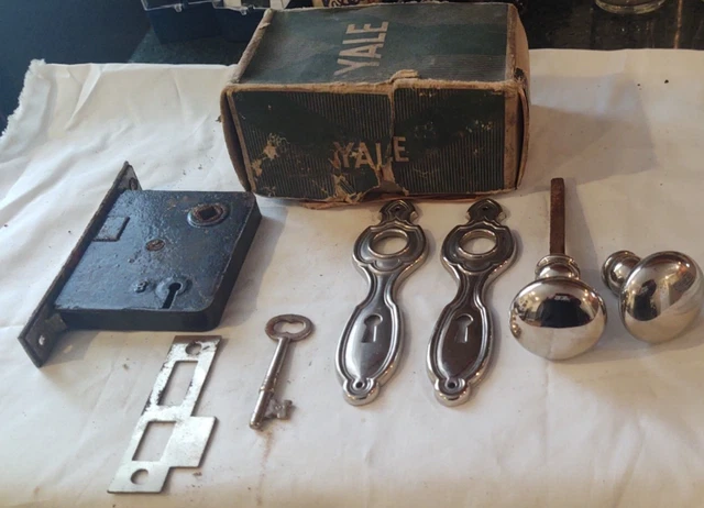 VINTAGE ANTIQUE NOS Yale Door Lock Complete Set Small Knobs Unusual ...