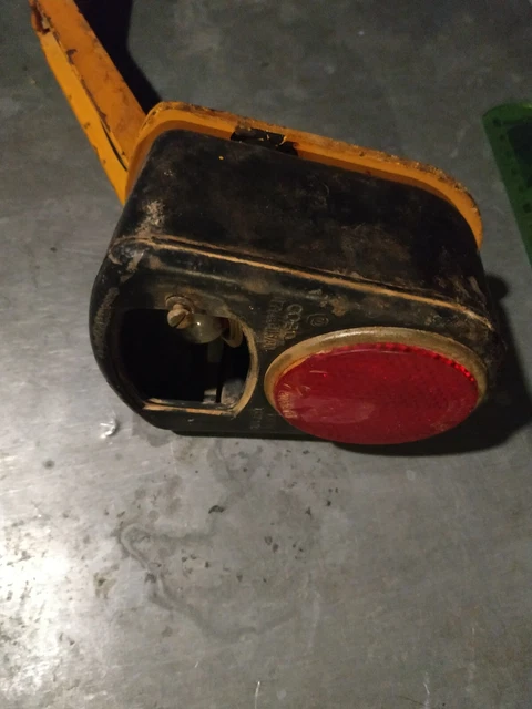 ANCIEN FEU ARRIÈRE Rouge Tracteur DDR Vintage itma Nike phare veilleuse ...
