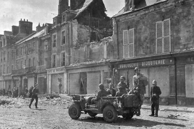 WW2 - JEEP of the 82nd Airborne in the Cotentin £1.66 - PicClick UK